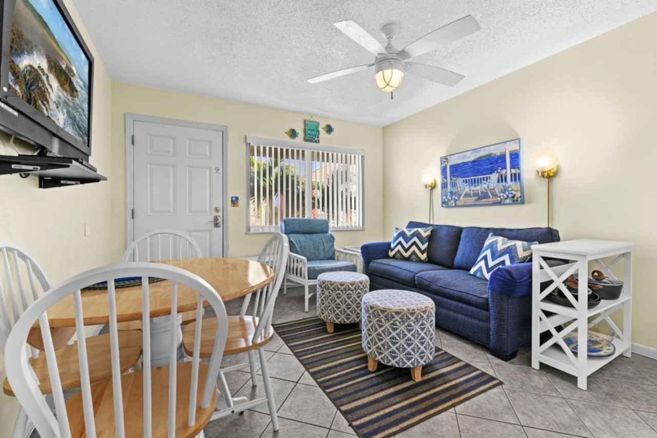 Beach Access And Cozy Retreat - Bright Coastal Haven - Madeira Beach, FL
