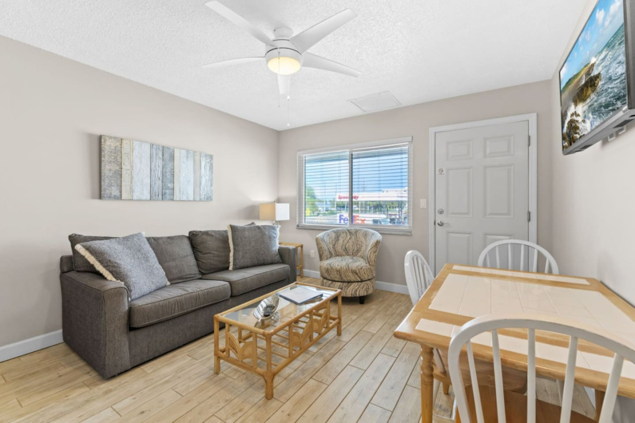 Tropic Breeze Unit 15 - Cozy 2nd Floor Condo In Madeira Beach - Madeira Beach, FL