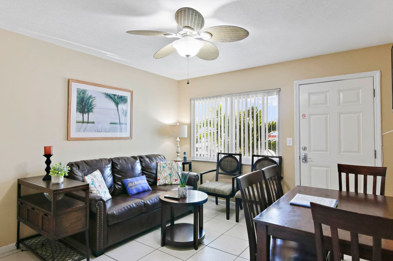 Tropic Breeze 19 – 1br Madeira Beach Condo | Steps To Gulf & Shops - Madeira Beach, FL