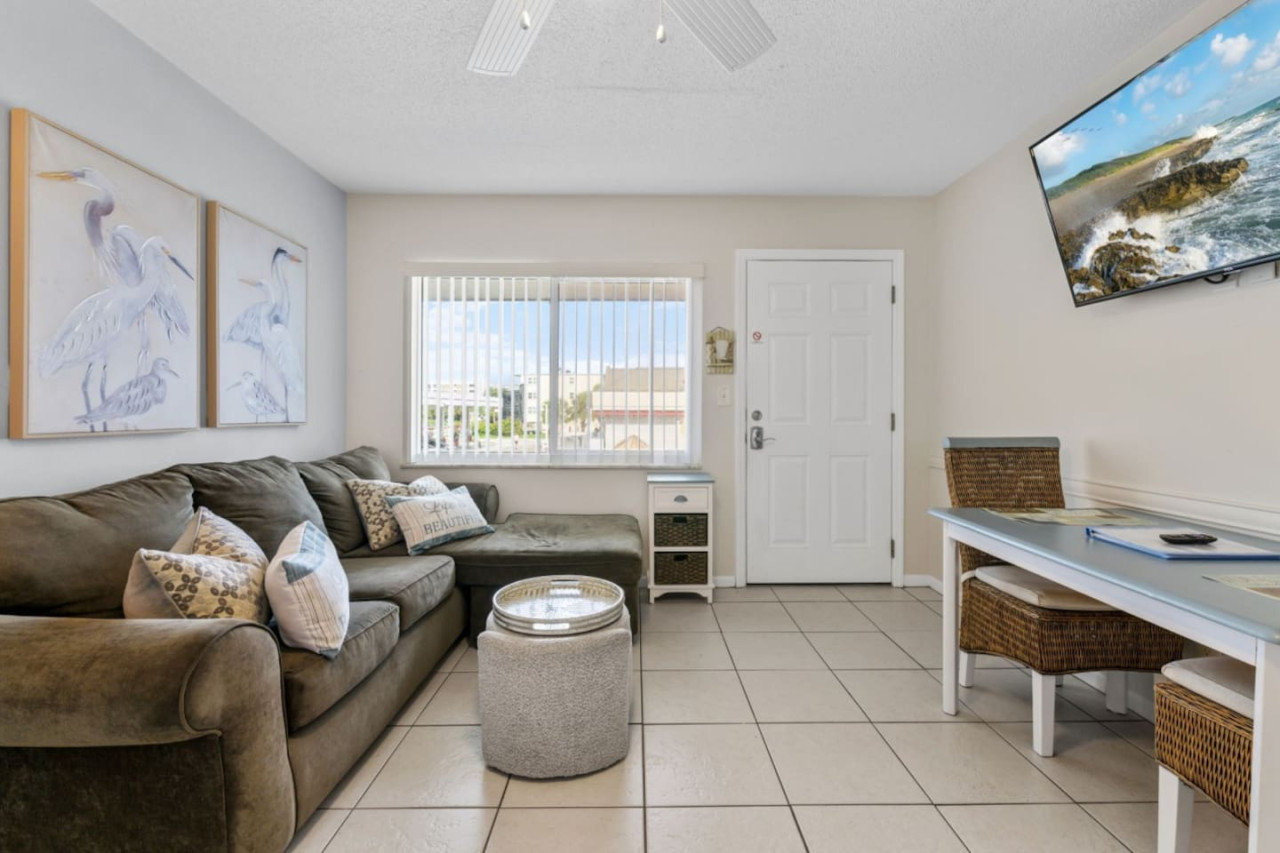Madeira Beach Cozy 1-bedroom Second-floor Condo At Tropic Breeze #17 - Madeira Beach, FL