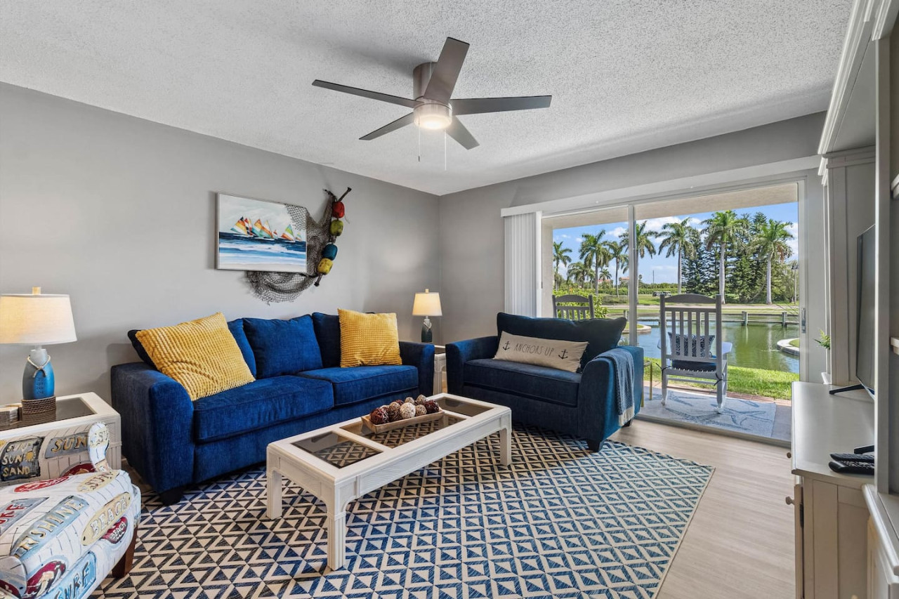 🏡 Vista Verde West • 1st Floor • Relaxing 2 Bedroom Pond View 6-136 - St. Petersburg, FL