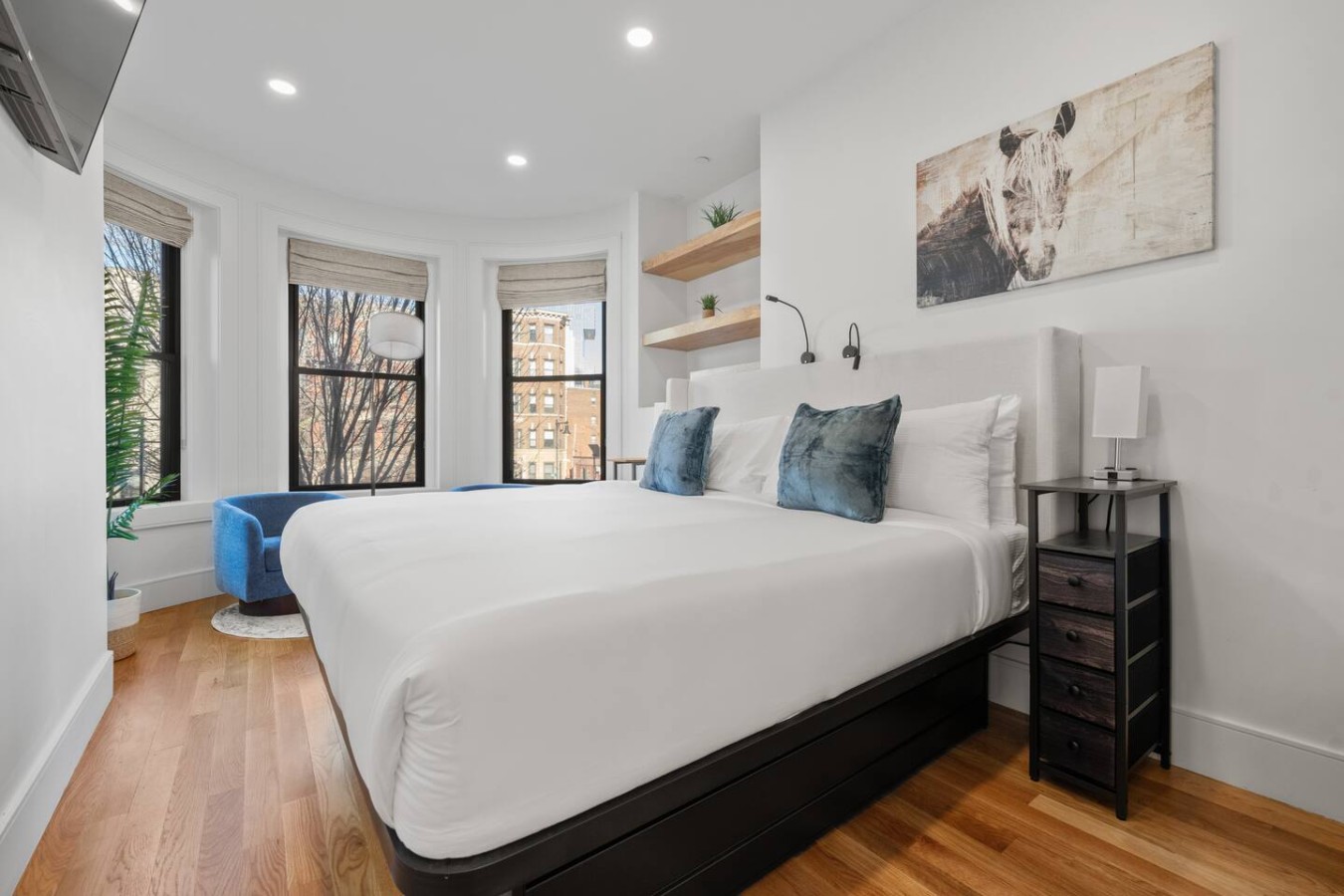 Elegant 1br Plus: Cityscape Views + King And Pull Out Queen| Suite 5 - Boston, MA