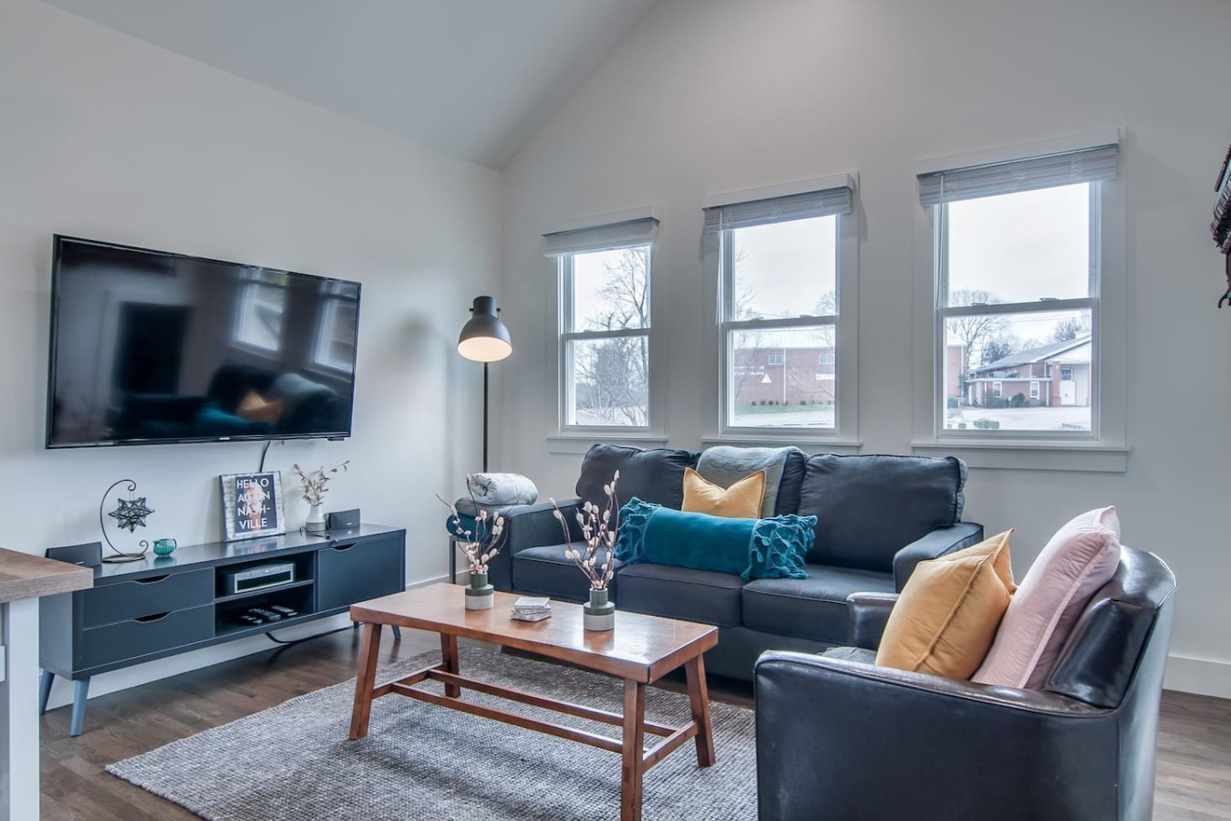 12 South Loft Walk To Coffee/murals + King Bed - Tennessee