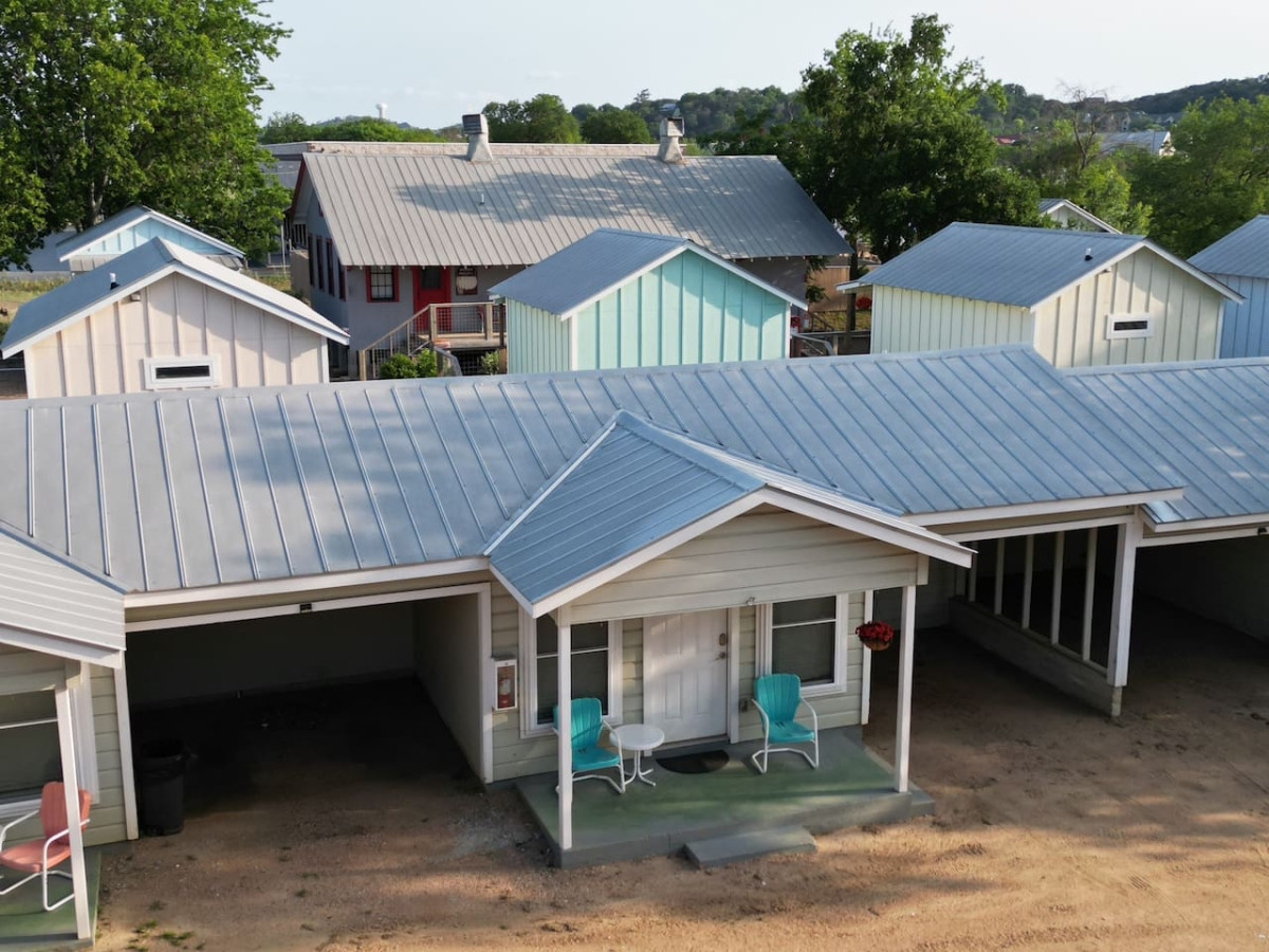 Single Queen Cabin #3 W/ Small Kitchen & Carport - Kerrville, TX