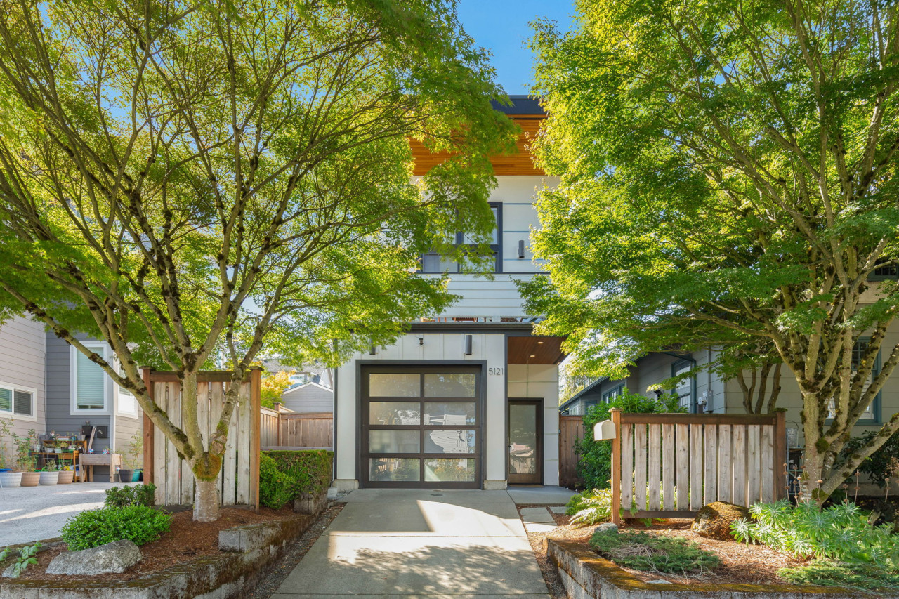 Modern Home With Private Yard And Lush Landscaping - Charming Retreat - Seattle, WA