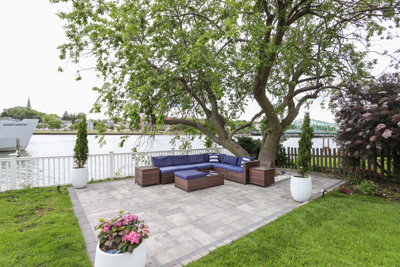 Historic Riverside Getaway With Private Beach, Boat Rental On Property And Outdoor Bbq - New Haven, CT
