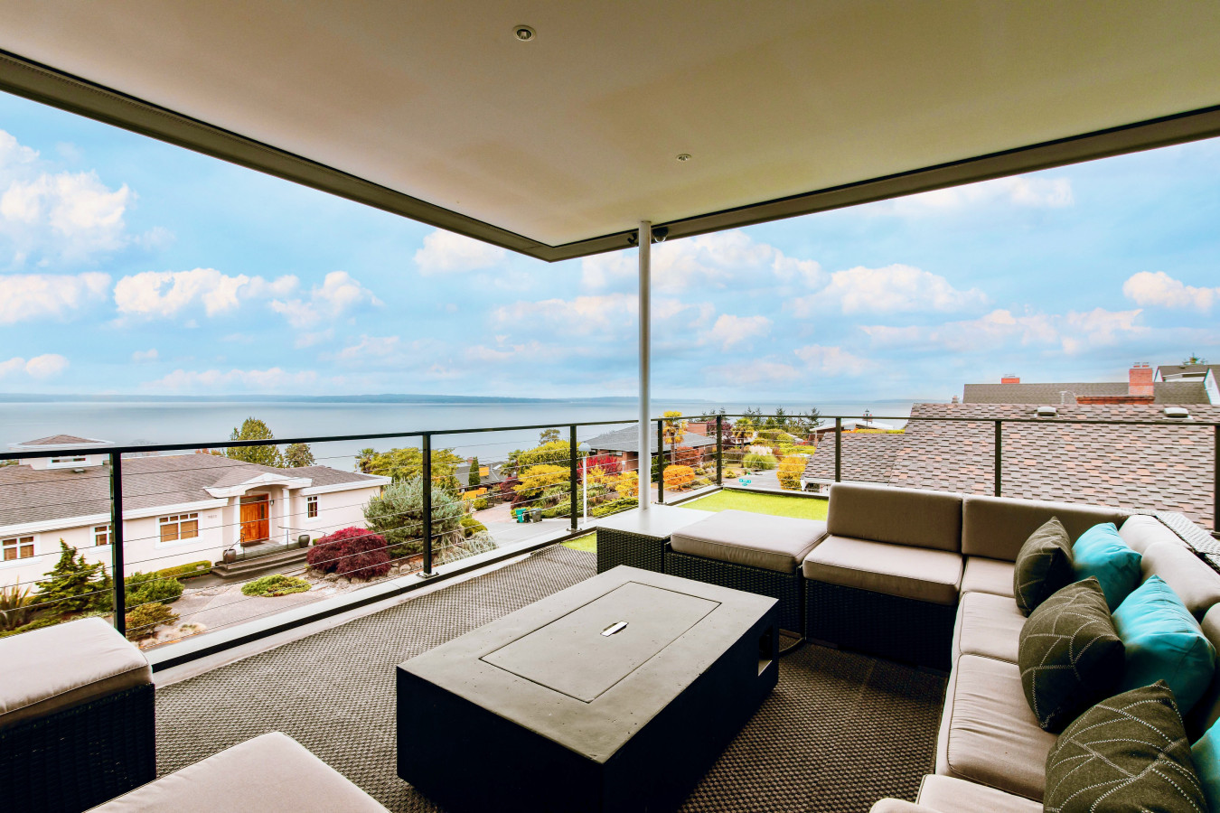 Modern Retreat W/ Hot Tub & Stunning Lake/mtn View - 西雅圖, WA