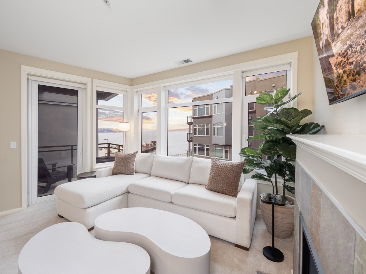 Waterfront Designer Condo Views Walk To Pike Place - Seattle, WA