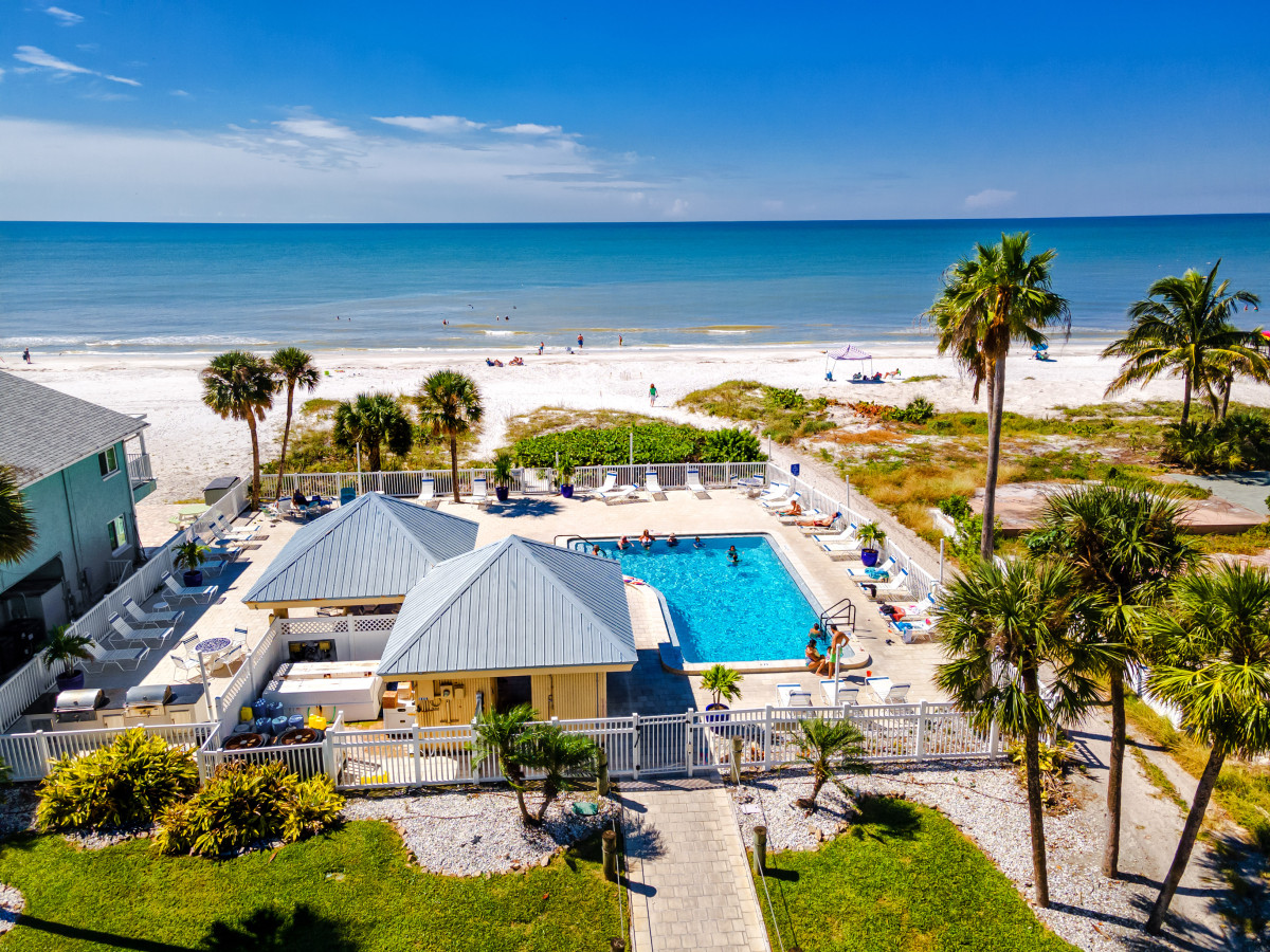 Redington Retreat - Beachside Condo - Redington Shores, FL