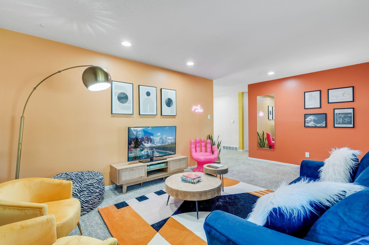 Funky Charm And Spacious Living Area - Unique Denver Hideaway - Denver, CO