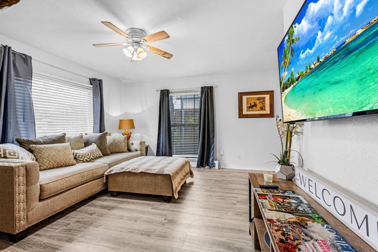 Peaceful Backyard And Convenient Location - Charming Oasis - Dallas, TX