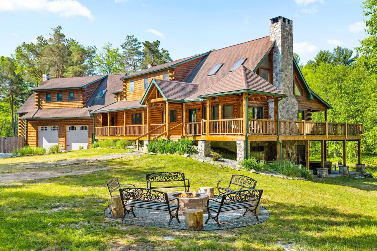 Creekfront Log Mansion With Heated Pool Sleeps 28 - Pennsylvania