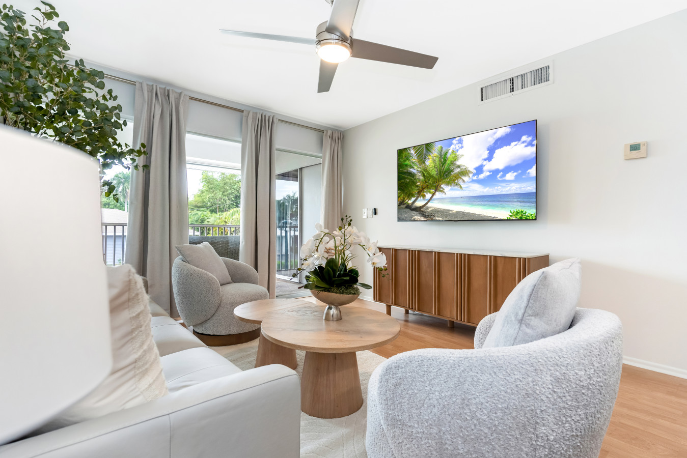 Sunny Oasis With Pool Access - Charming Coastal Retreat - Naples, FL