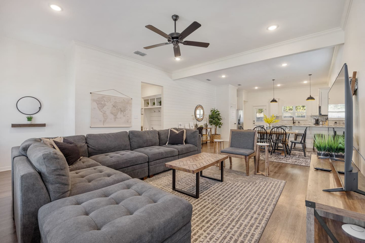 Spacious Open Concept And Fast Internet - Luxurious Family Haven - Tyler, TX