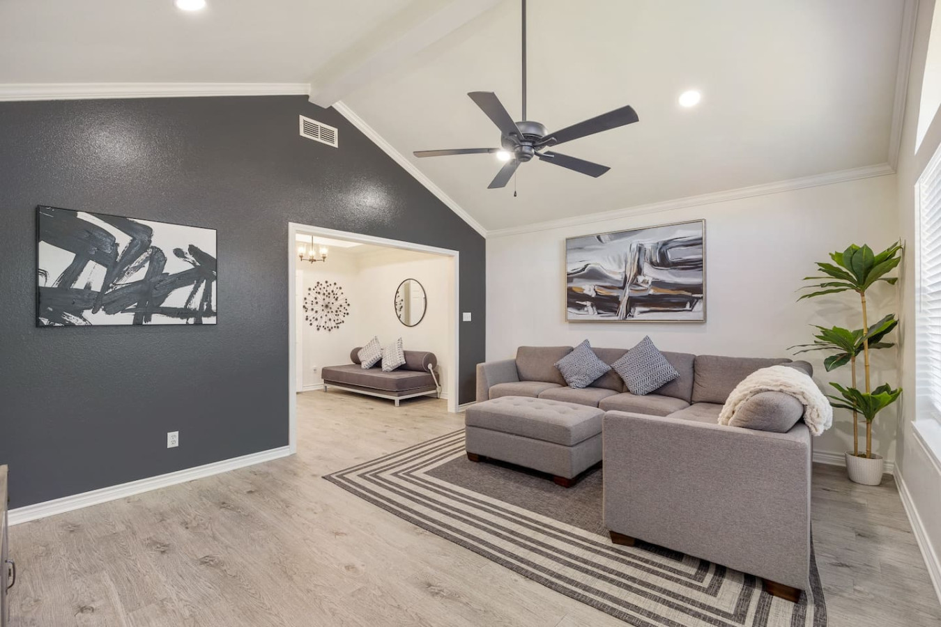 Stylish Townhome With Modern Amenities - Inviting And Cozy Retreat - Tyler, TX