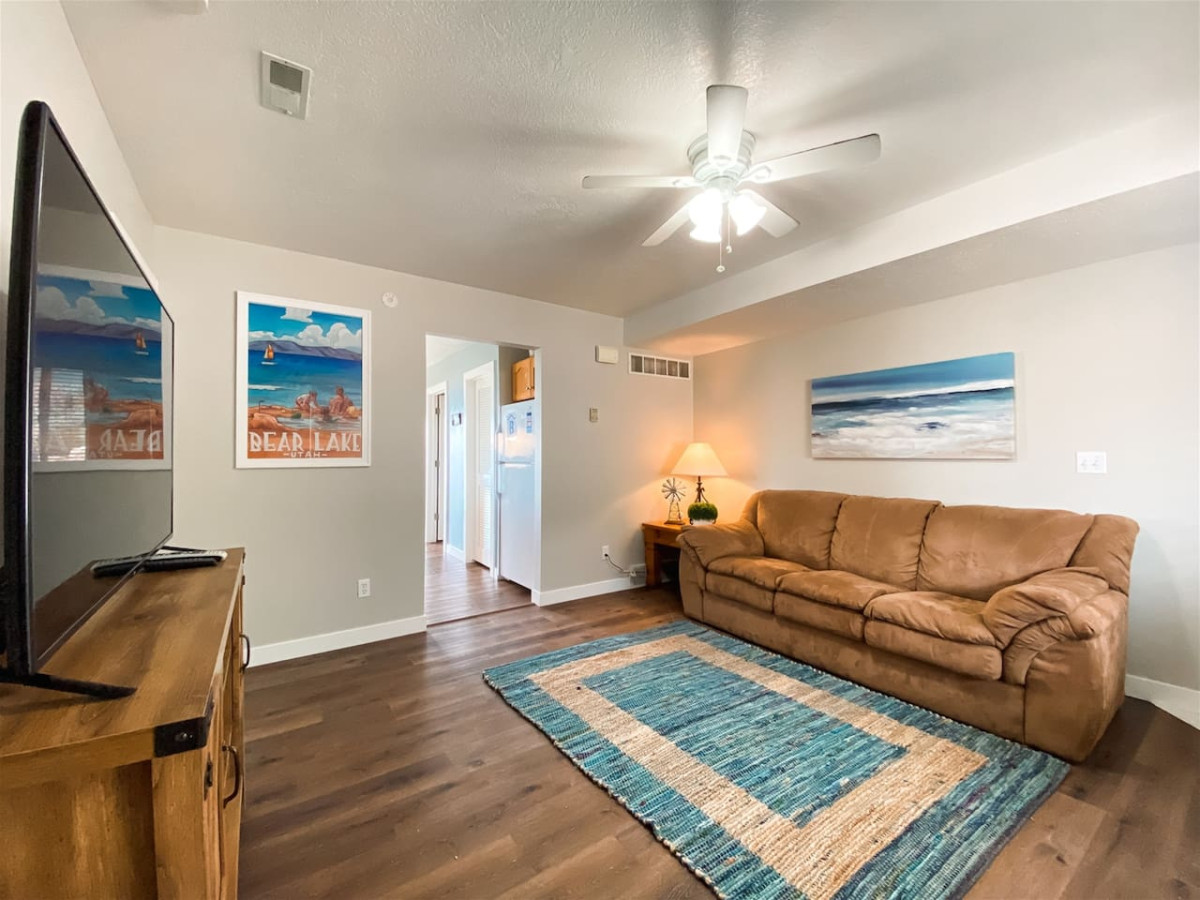 Lake View And Seasonal Pool Access - Inviting Two-level Retreat - Garden City, UT