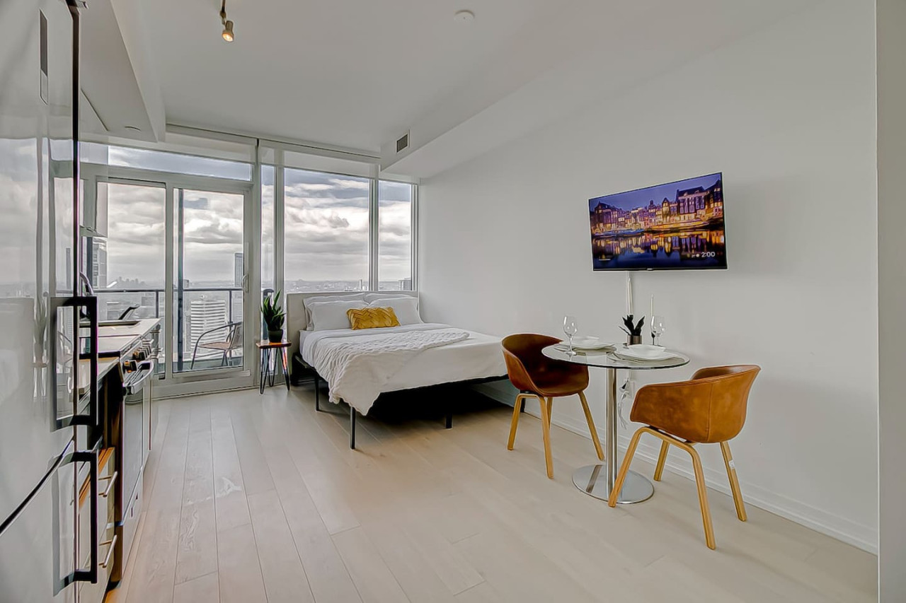 Breathtaking City Views And Modern Amenities - Stunning Penthouse Retreat - Toronto, ON