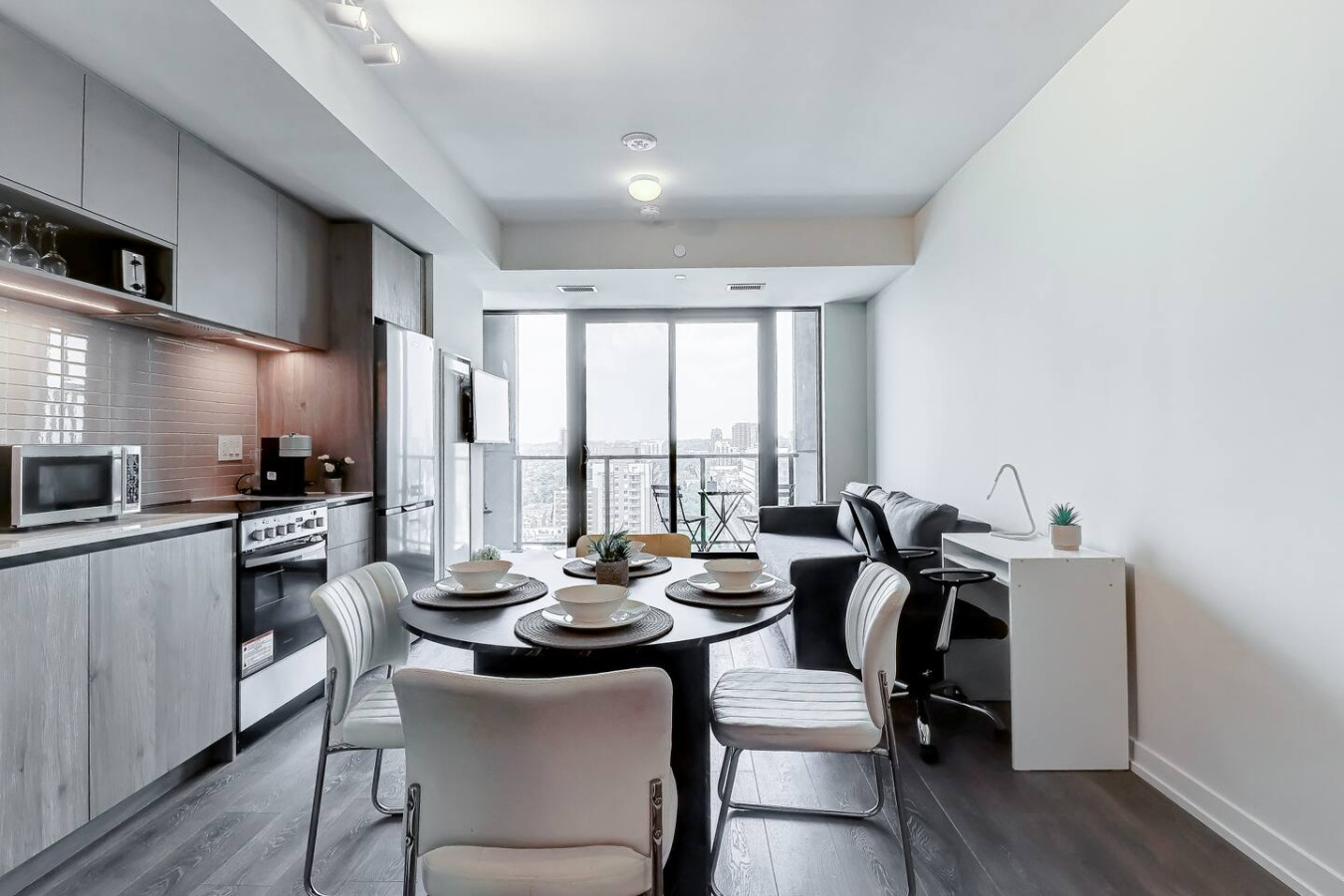 Spacious Condo With Smart Tv And Gym Access - Stylish Urban Haven - Toronto
