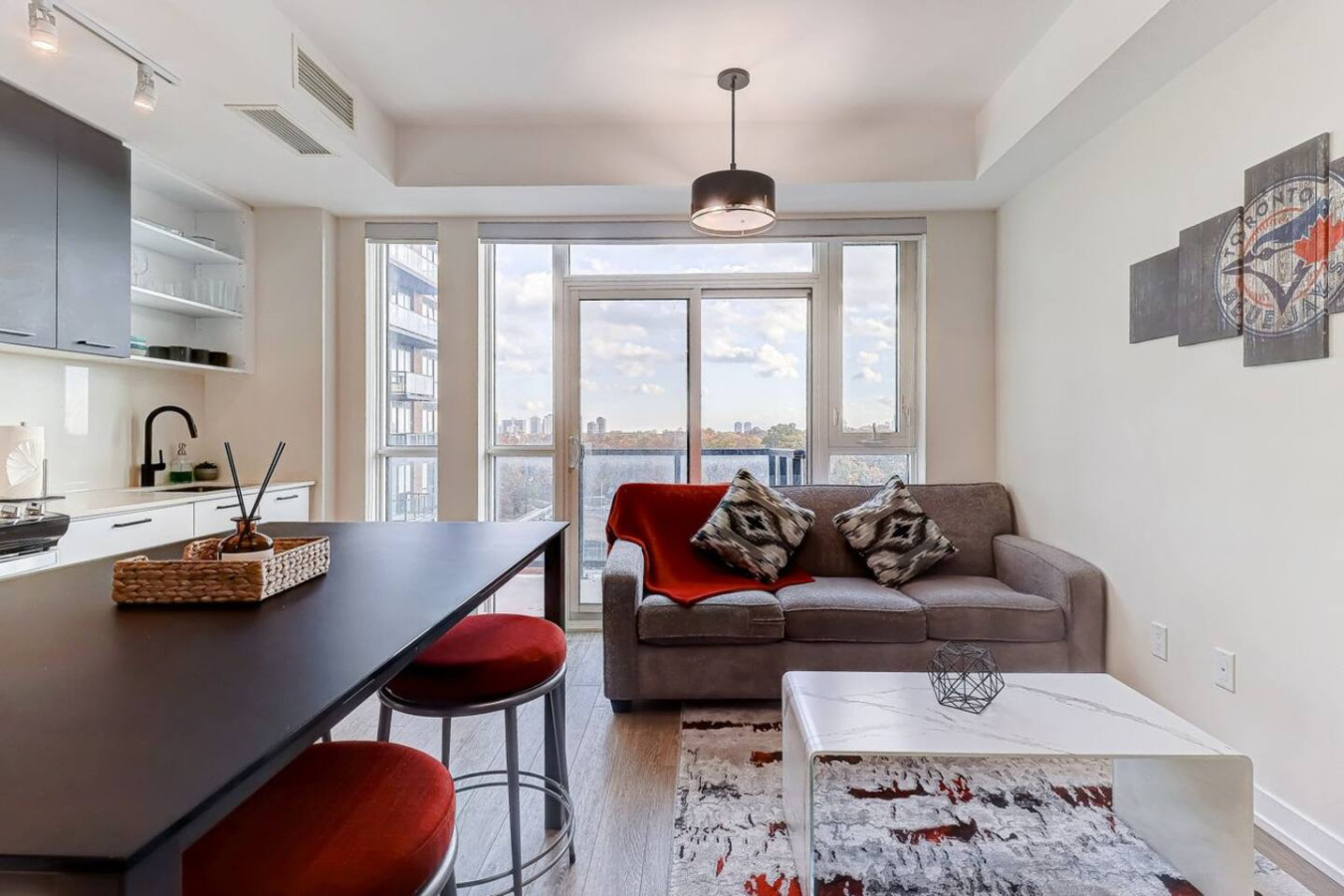 Sunny Skyloft L Pvt Rooftop L Parking | King Beds - Toronto