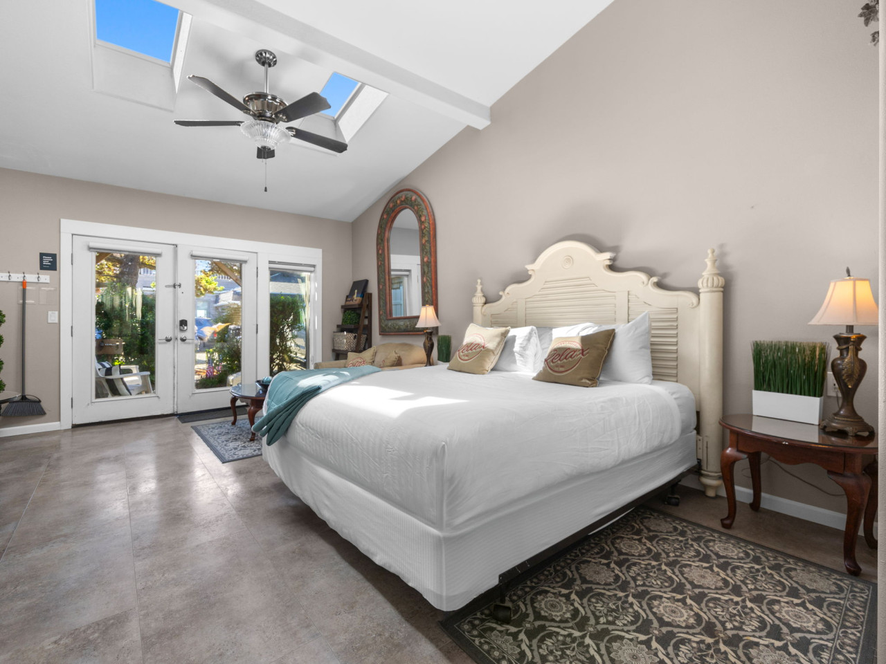 1 Sandals Spa Suite: Intimate Getaway | Steps To Beach | Dog-friendly - Cannon Beach, OR