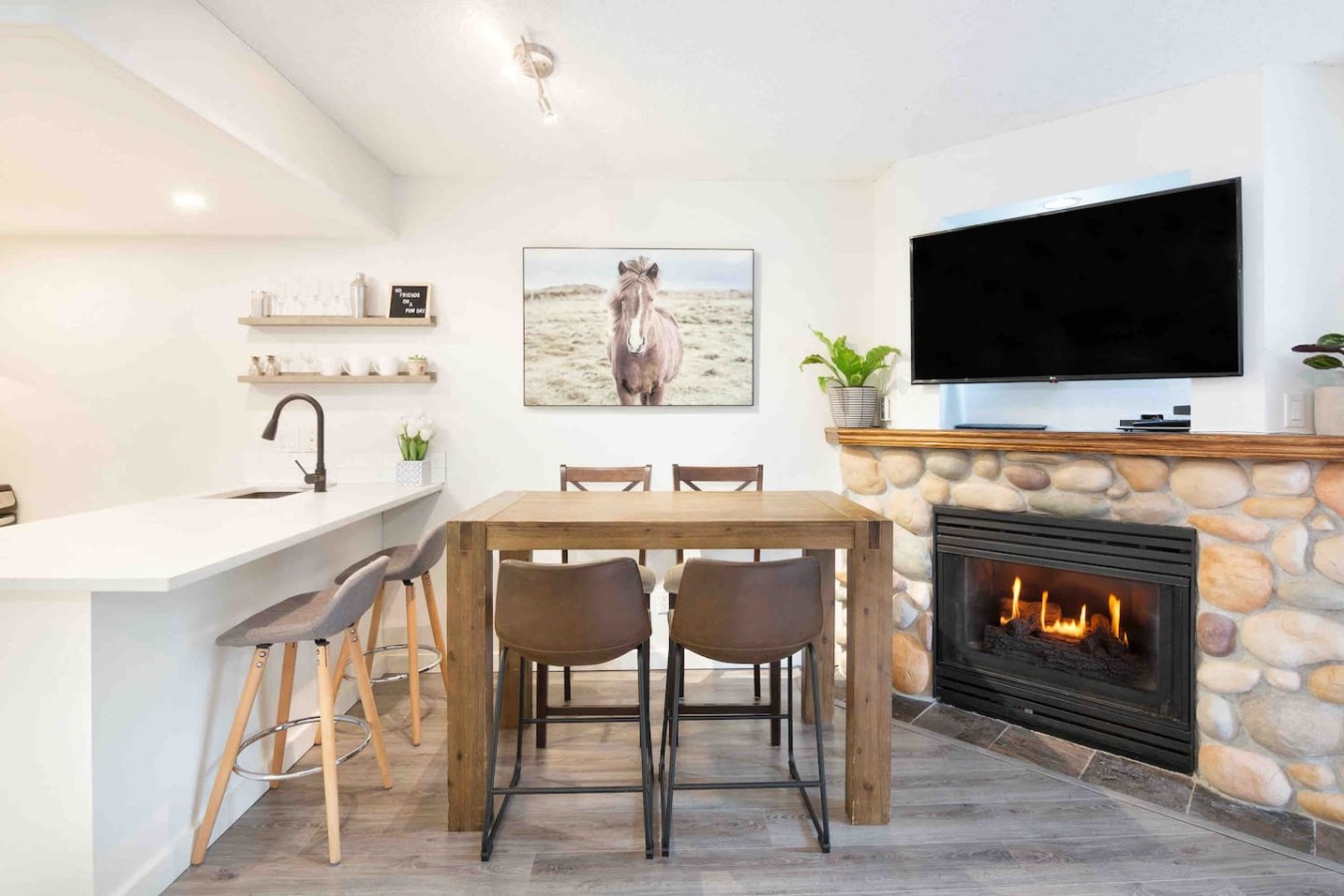 Upper Vill 1br: Sleeps 4+pool/ Hottub+ Sauna & Gym - Whistler
