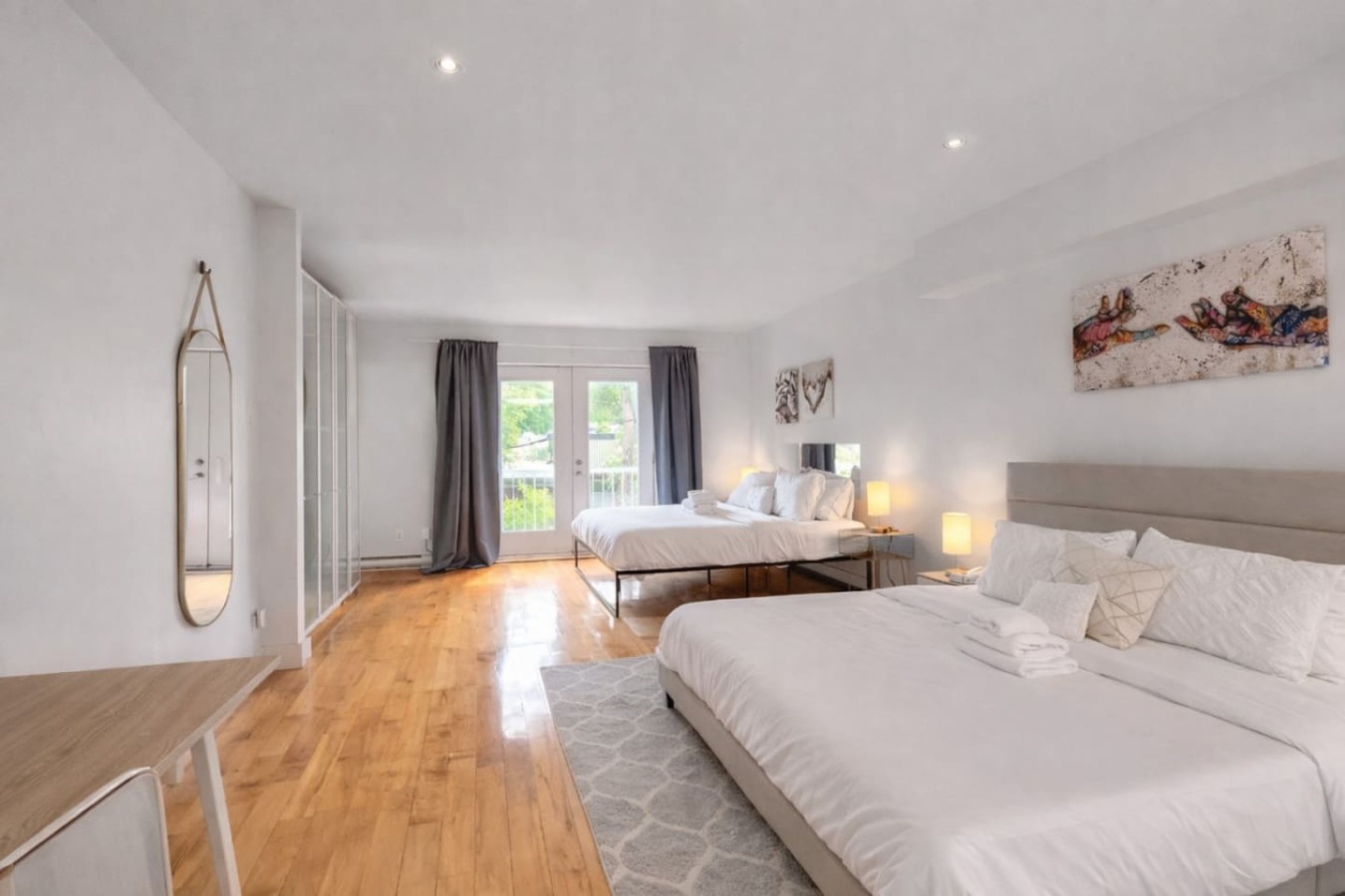 Urban Oasis With Modern Amenities - Charming Plateau Retreat - Montréal, QC