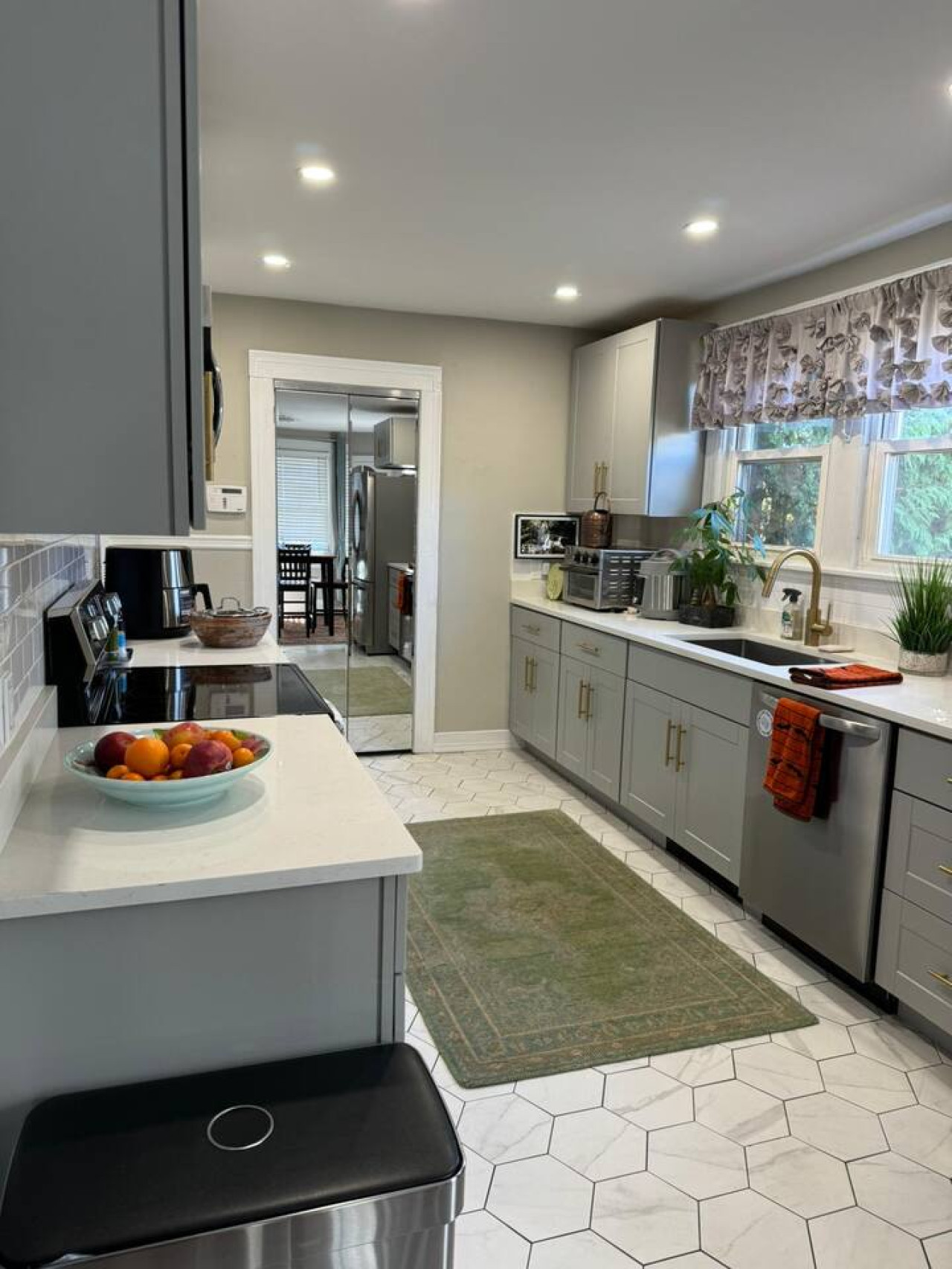 Charming Bungalow With Front Porch And Cozy Backyard - Inviting Retreat - West Hartford, CT