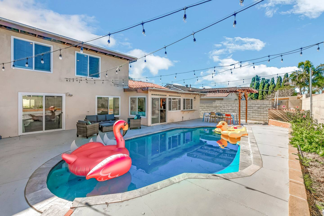 Stylish Home With Pool And Bbq - Chic Family Getaway Near Attractions - Newport Beach, CA