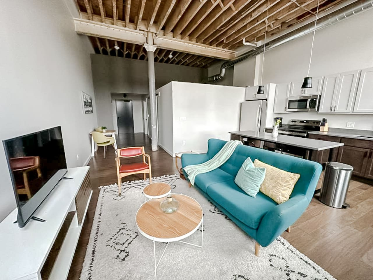 Sleepover | Radiant 1bd/1ba Loft - Newton - Iowa