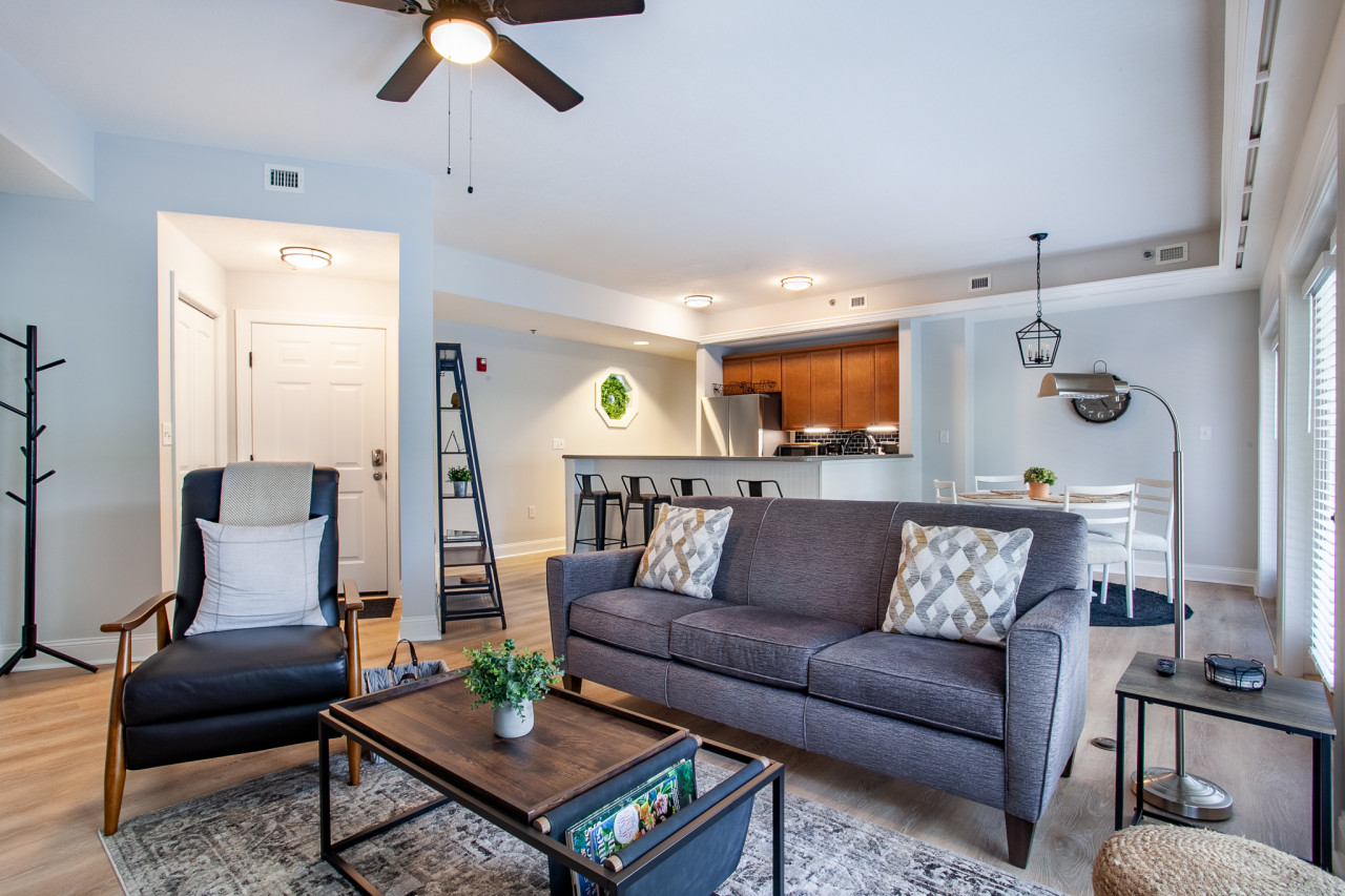 Luxurious Jacuzzi Tub And Cozy Living Space - Charming Gatlinburg Retreat - Gatlinburg, TN