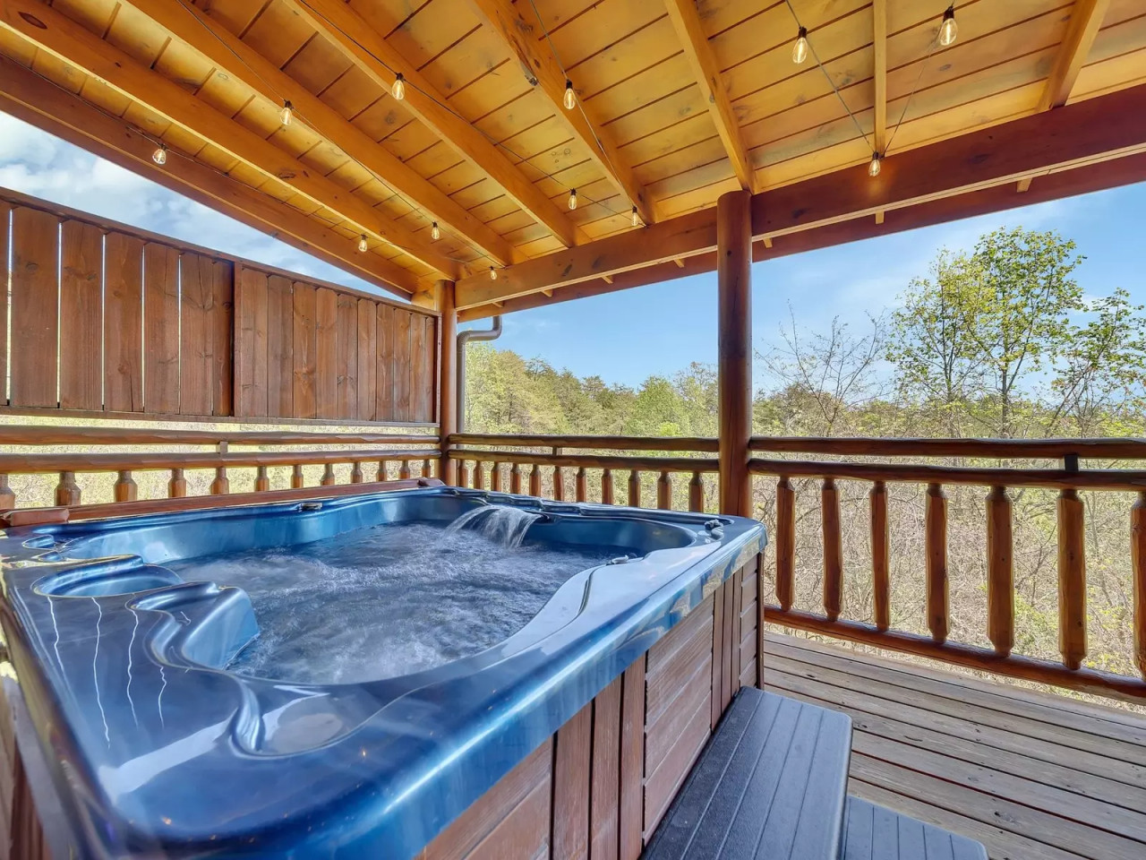 Rustic Retreat – Jacuzzi, Fireplaces & Views - Sevierville, TN