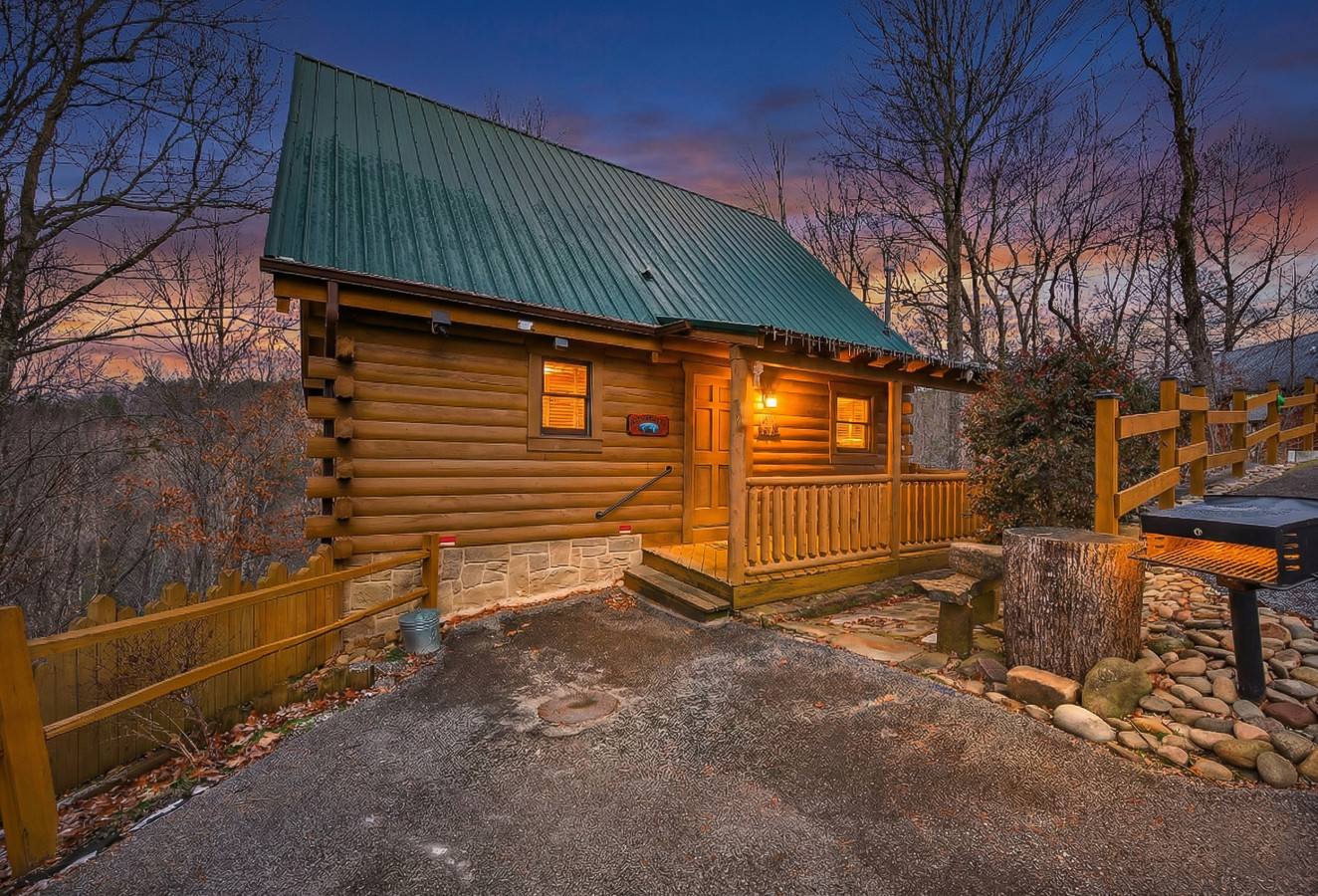 Eagle's Sky View | Peaceful, Cozy With Hot Tub! - Gatlinburg