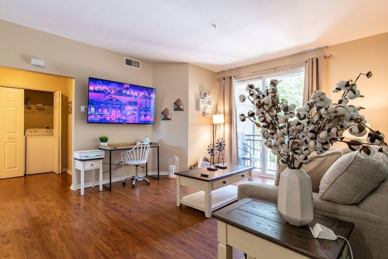 Luxury Modern Suite, King Bed, Fast Wifi - Santa Clarita, CA