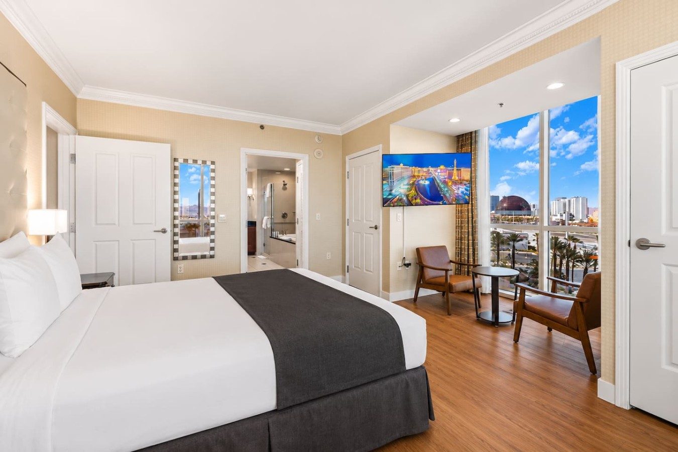 Sphere View King Suite|on Strip| Lazy River/pool! - Las Vegas