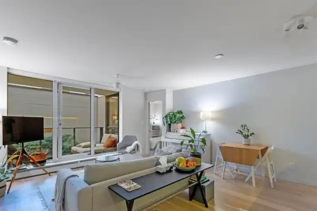 Chinatown 2br | Free Parking | Steps From Bc Place - 
