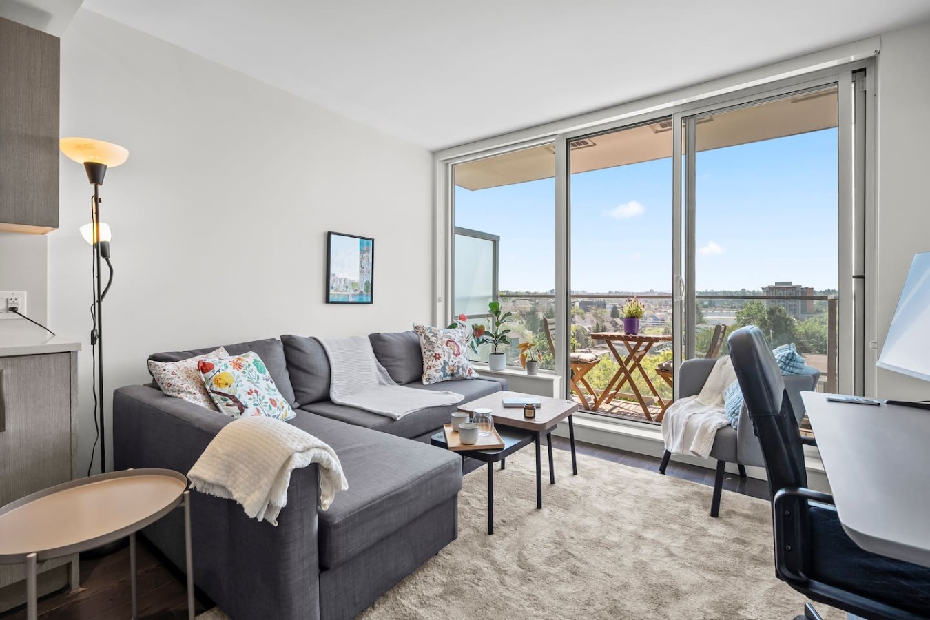 Bright 1br | Free Street Parking | City Views - Canada