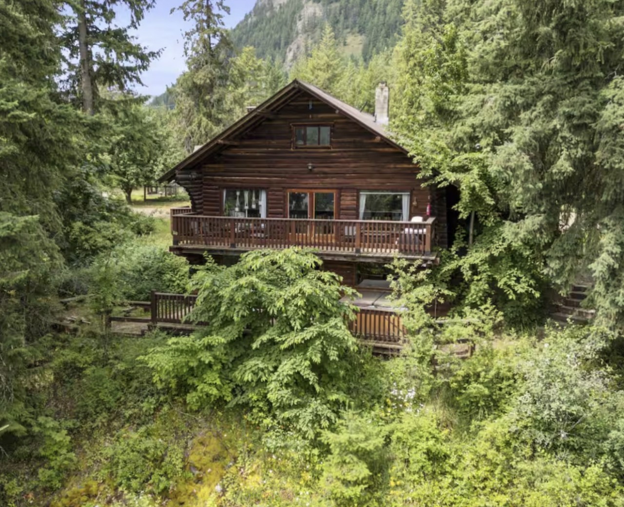 Charming Log Home Lake & Mountain Views/w Hot Tub - Canadá