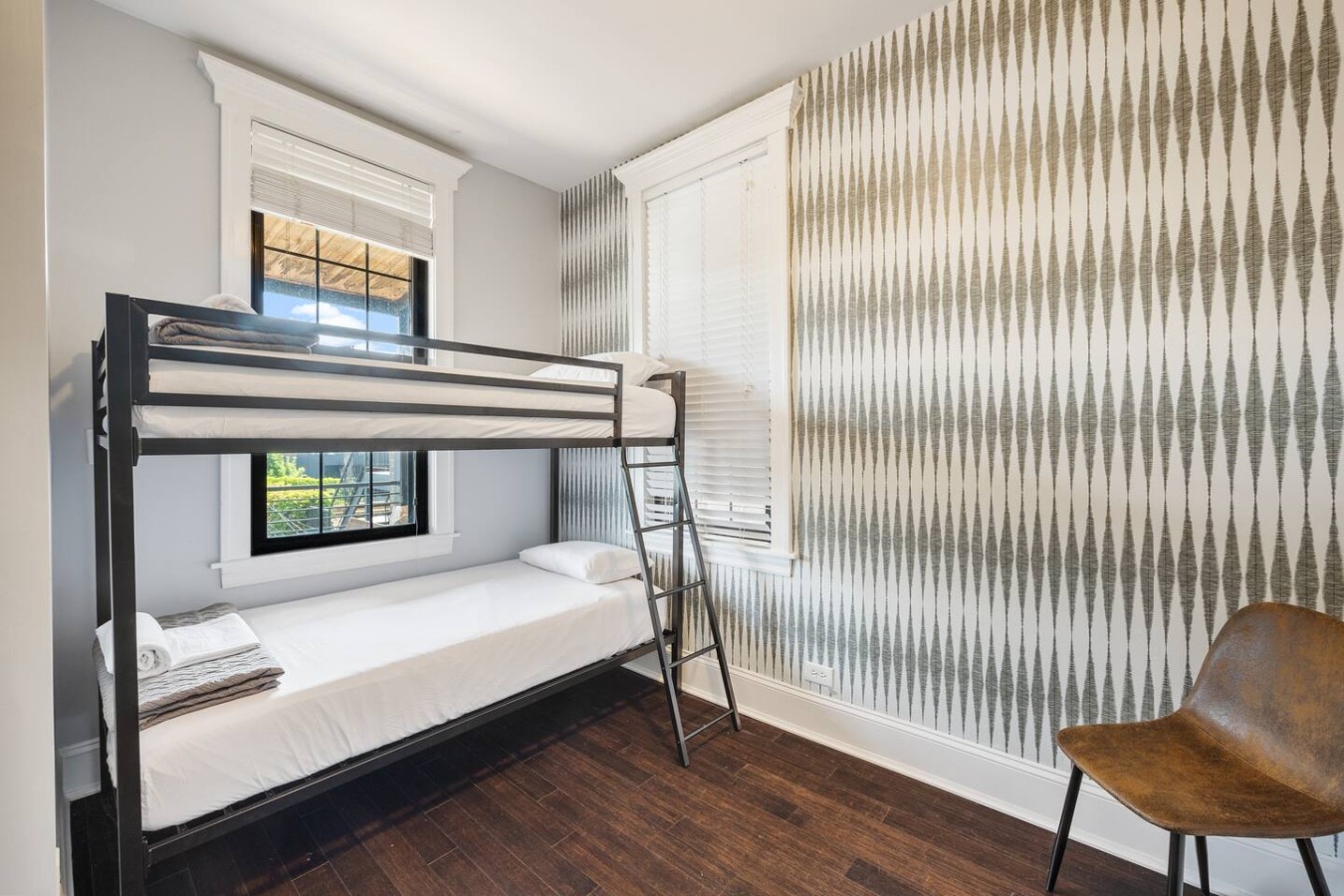 Wrigleyville Suites Room 2 - Chicago