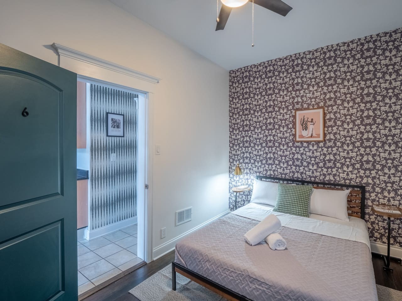 Wrigleyville Suites Room 6 - Chicago