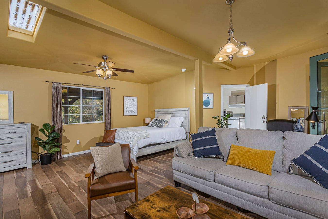 Sequoia Riverfront Guest House Right On The Water! - Three Rivers, CA