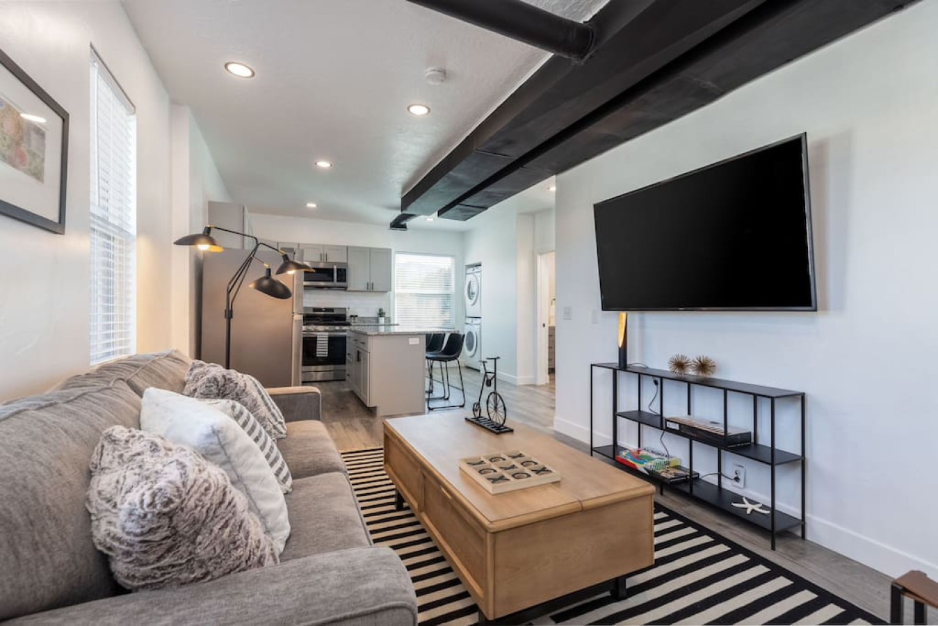 Fast Wifi, Private Parking, Smart Tv And Stocked Kitchen - Charming Oasis - Salt Lake City, UT