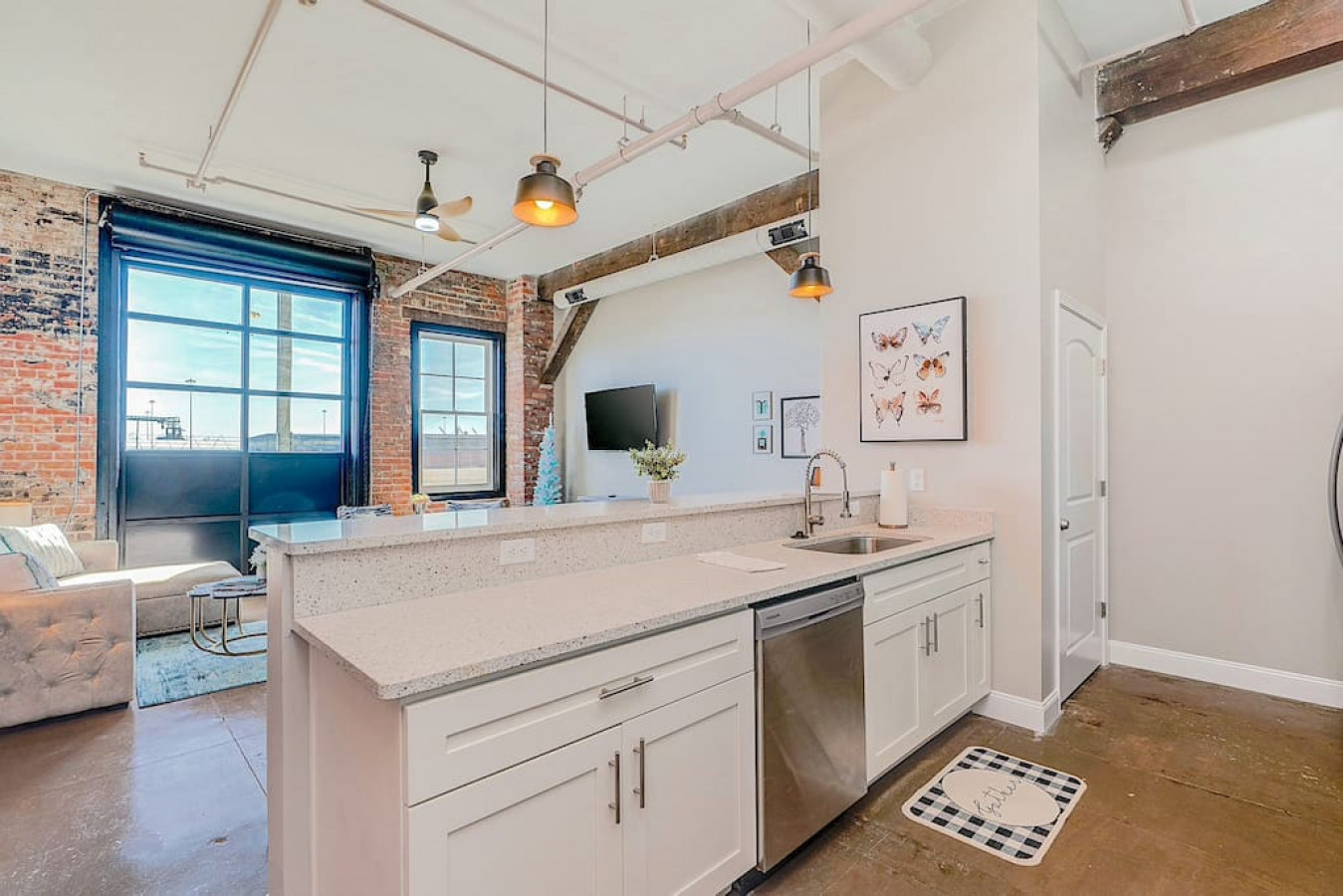 Stylish Condo Near Breweries And Universities - Charming Unique Retreat - Newport News, VA