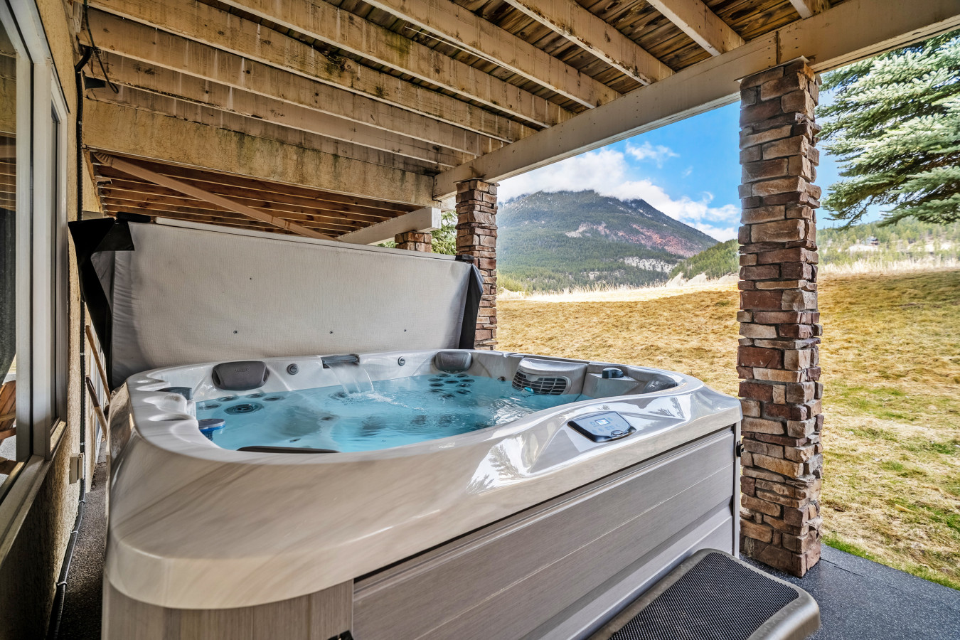 Mountain Views And Outdoor Pool - Stunning Retreat With Fireplace - Canada