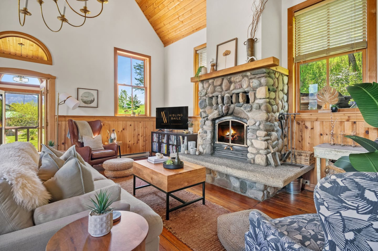 Charming Historical Getaway With Mountain Views - Unique Sanctuary - Alberta