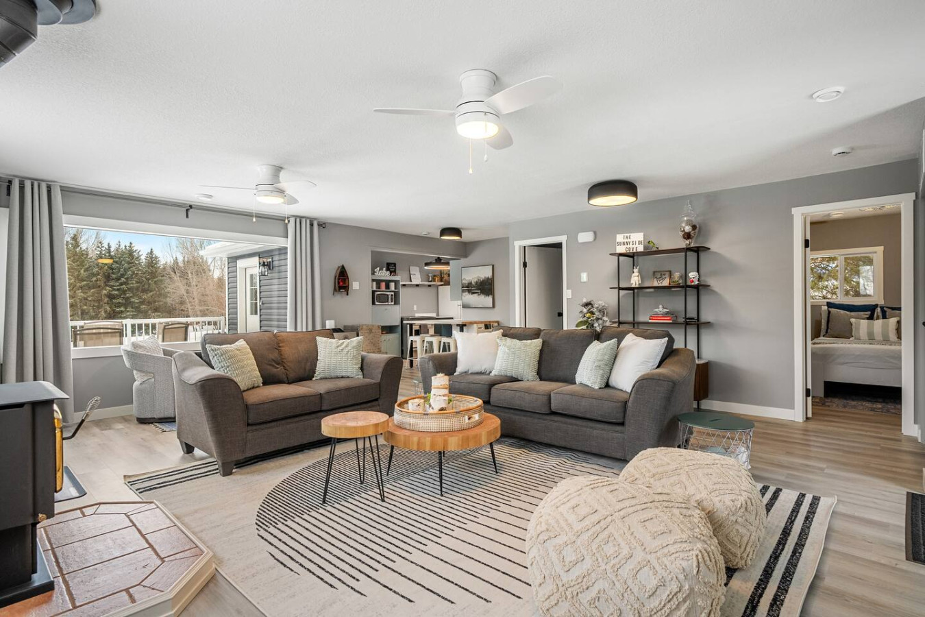 Lakeside Escape With Outdoor Fire Pit - Cozy And Charming Getaway - Canada