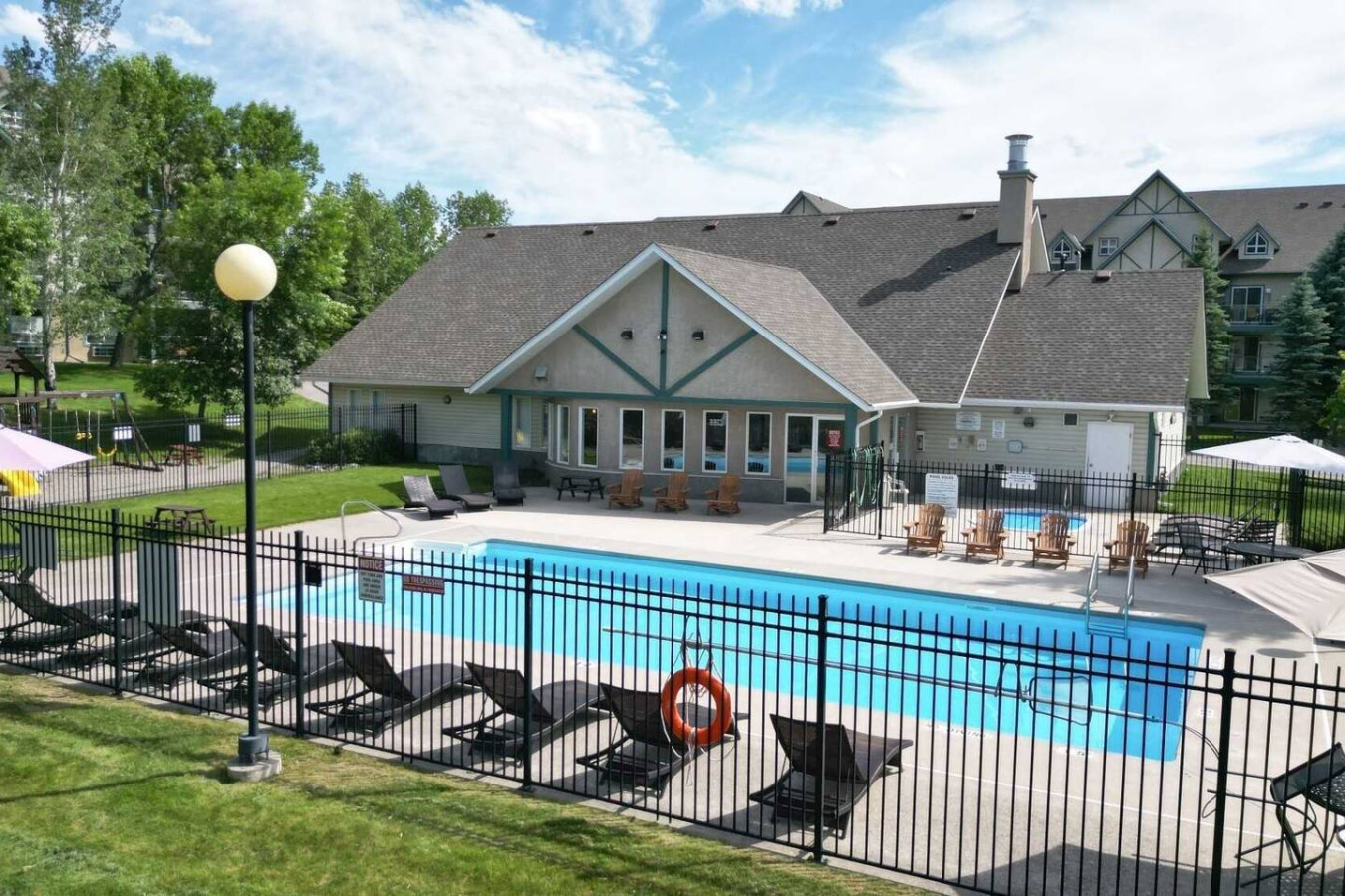 Stylish Mountain Retreat With Outdoor Pool And Hot Tub - Elegant Getaway - Canada