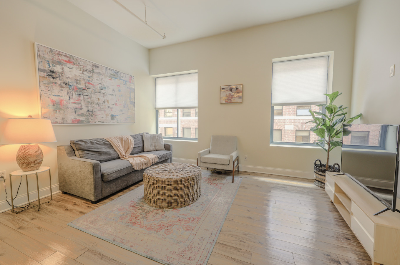 Spacious Apartment With Keyless Entry - Modern Urban Retreat - Boston, MA