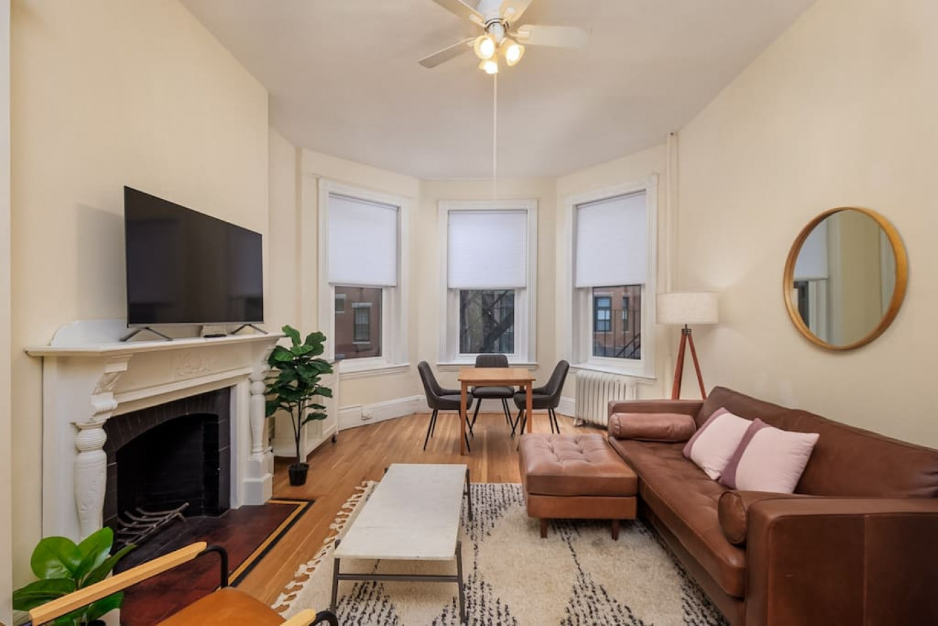 Charming Brownstone With Central Location - Cozy Urban Retreat - Boston, MA