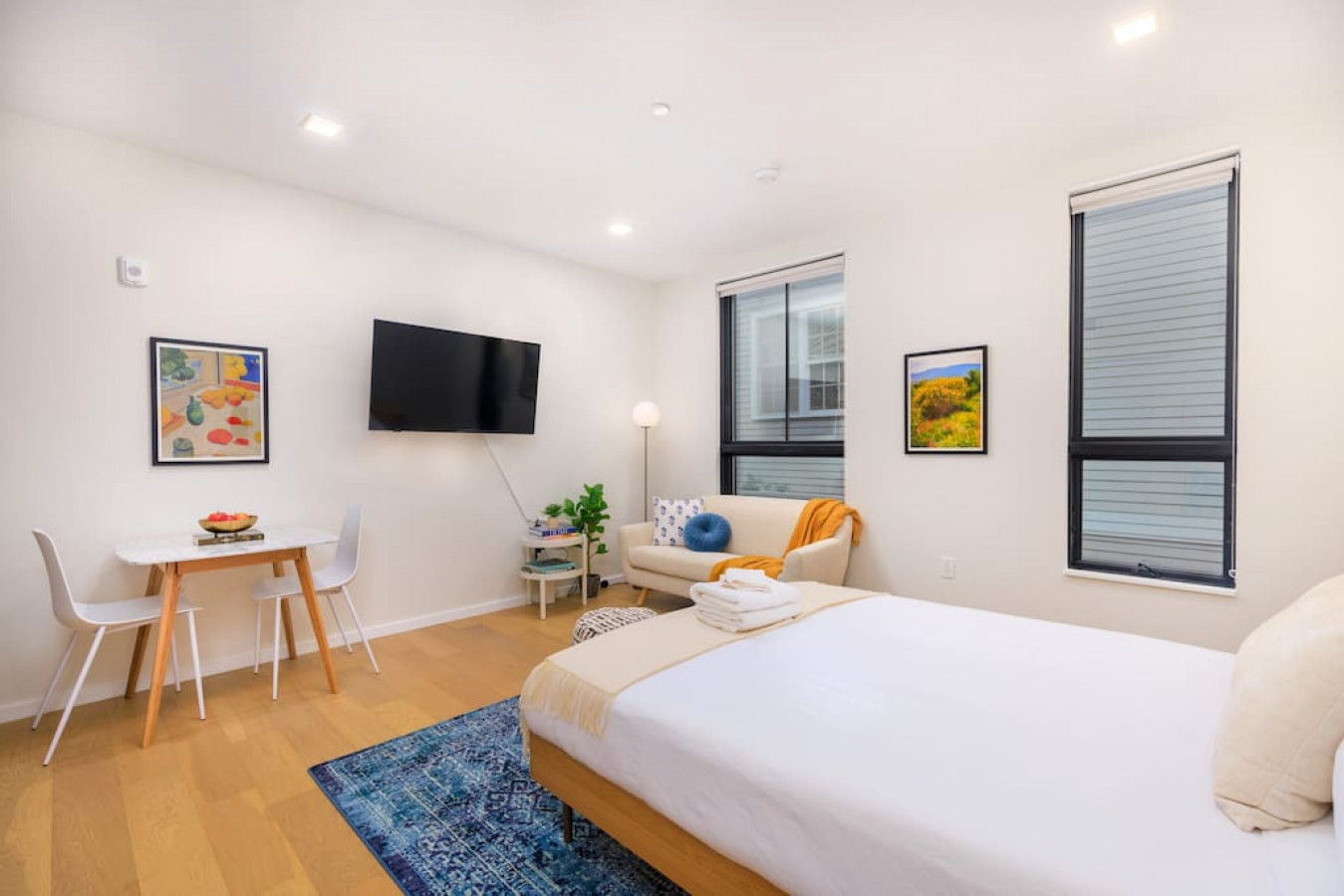 Stylish Studio With Roof Deck And Pool Table - Charming Urban Retreat - Boston, MA