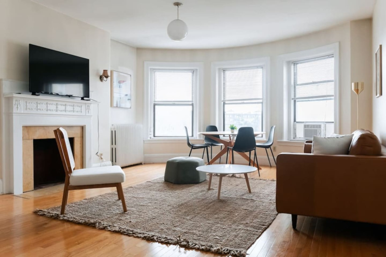Charming Apartment With Cozy Fireplace And Spacious Living Area - Delightful Retreat - Boston, MA